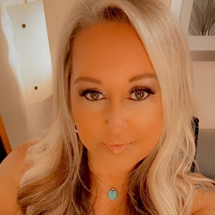 MINDI NICOLE (@mindinicole26) - Urlebird