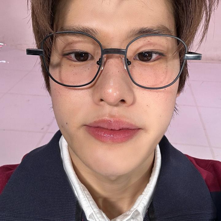 matthew had him giggling n ijboling so | # jackie 🍓 (@sillyidolthinker)